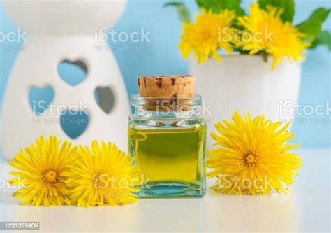 화장품 오일 과 민들레 꽃을 가까이 빈티지 유리 병 아로마 테라피 홈메이드 스파 및 허브 의학 컨셉 공간을 복사합니다 0명에 대한 스톡 사진 및 기타 이미지 Istock