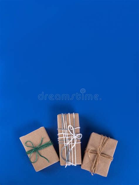 Hermoso Embalaje Natural Y Reutilizable De Tres Regalos Con El Copyspace Imagen De Archivo