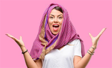 행복 하 고 환호 하는 표현 와우 제스처 놀 Hijab를 입고 젊은 아랍 여성 갈색 머리에 대한 스톡 사진 및 기타 이미지 갈색 머리 감정 경외감 Istock
