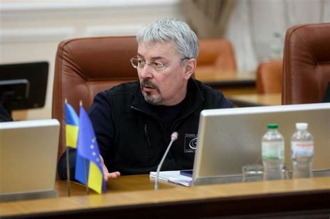 «Два чи три ключові моменти Мінкульт підготував зміни до порядку виїзду митців і журналістів