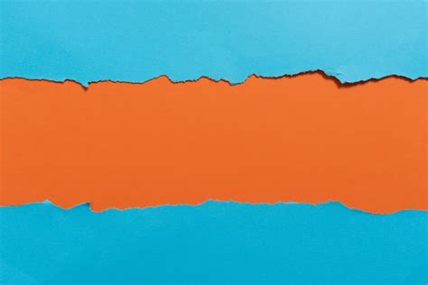 찢어진 종이 아래에 기록된 중요 정보 찢어진 메모장 아래 중요한 발표 찢어진 워크시트 아래에 표시된 중요 데이터 프리미엄 사진