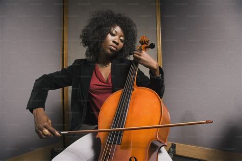 오른손에 바이올린을 들고 있는 여자 사진 Unsplash의 성인 이미지