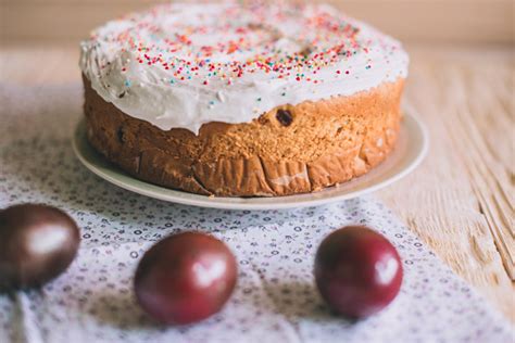전통적인 부활절 케이크와 꽃이 만발한 나무 가지와 부활절 달걀 부활절 테이블 검은색에 대한 스톡 사진 및 기타 이미지 검은색 기독교 깃털 Istock