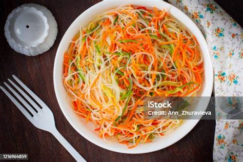 신선한 오이와 한국 당근을 곁들인 펀초이스 샐러드 엄선된 포커스 탑뷰 갈색에 대한 스톡 사진 및 기타 이미지 갈색 건강한 생활방식 건강한 식생활 Istock