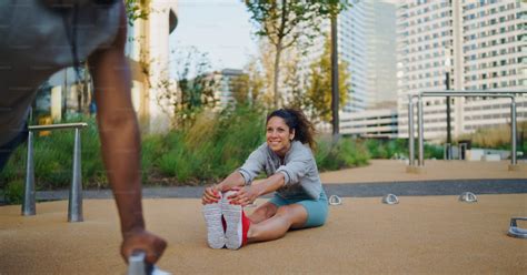행복한 남자와 여자 커플 친구들이 도시에서 야외에서 운동을 하며 이야기를 나눴다 사진 Unsplash의 슬로바키아 이미지