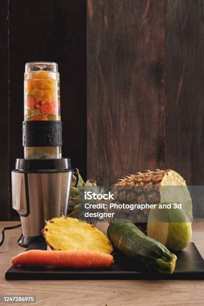 어두운 배경에 파인애플 사과 오이 당근의 믹서기로 만든 채소 육즙 0명에 대한 스톡 사진 및 기타 이미지 0명 건강관리와 의술 건강한 생활방식 Istock