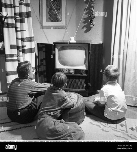 Television Set In The 1950s An Early Television Set In Period Design
