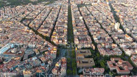 바르셀로나 도시 스카이 라인 공중 전망 일출에 Eixample 주거 지구 카탈로니아 스페인 전형적인 도시 팔각형 블록이있는 도시 풍경 0명에 대한 스톡 사진 및 기타 이미지