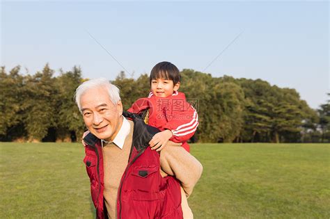 祖孙情爷爷背孙子高清图片下载 正版图片501161225 摄图网