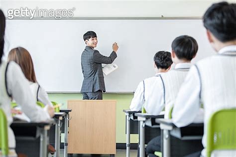 학교생활 교복 유니폼 고등학생 여학생 교사 교육직 가르치는 수업중 미소 이미지 Jv11182494 게티이미지뱅크