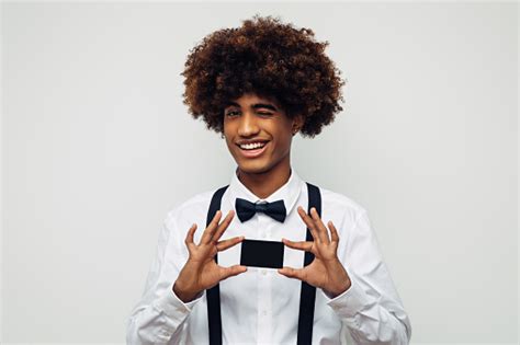 명함을 들고 아프리카 헤어 스타일을 가진 아프리카 계 미국인 남자 25 29세에 대한 스톡 사진 및 기타 이미지 25 29세