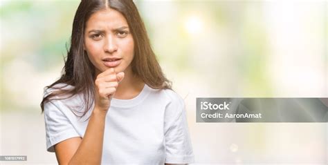 기분이 불쾌 하 고 감기 나 기관지염에 대 한 증상으로 기침 하는 고립 된 배경 위에 젊은 아름 다운 아랍 여자 의료 개념입니다 감기와 독감에 대한 스톡 사진 및 기타