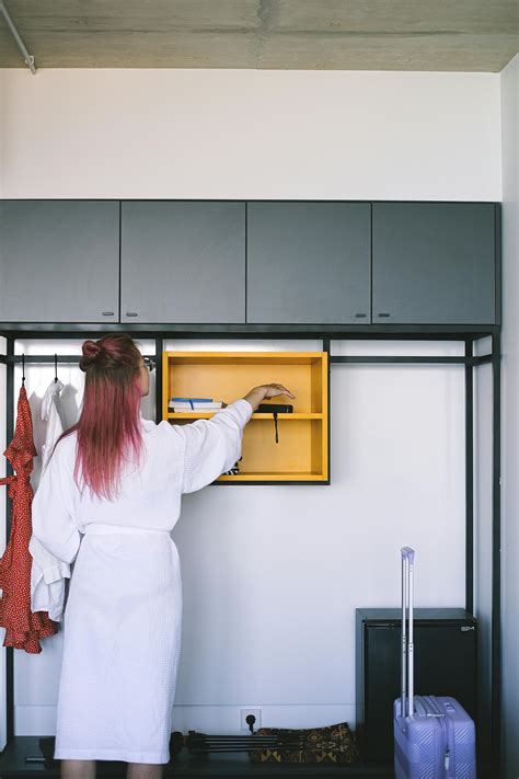 실내 가구 가정 가정 생활 개인 관리 걸려있는 옷 공간 절약 공공 숙박 시설 깨끗한 디자인 라이프스타일 레저 로브 목욕 가운 미니멀리스트 방