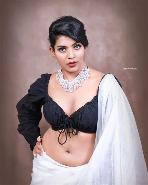 Photos டைட் உடையில் உடலை வளைத்து நெளித்து ஹார்ட் பீட்டை எகிற