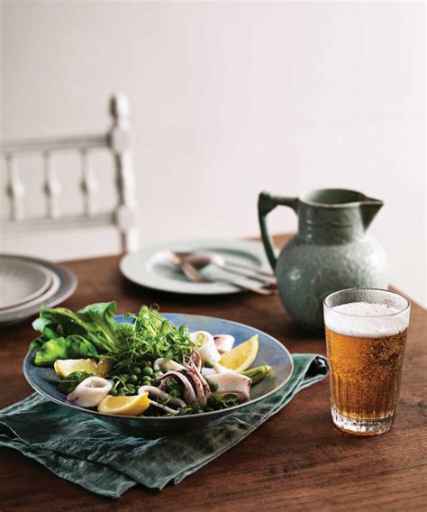 오징어완두콩샐러드 바짝 구워져 이리저리 뒤틀린 오징어는 식상하다 오징어에 레몬의 상큼함과 루콜라의 쌉싸름함 완두콩의