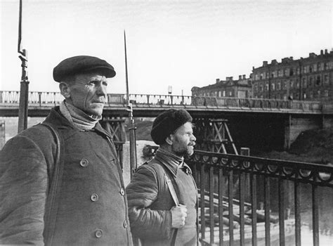 Бойцы рабочего отряда Фрунзенского района Ленинграда патрулируют свой участок — военное фото