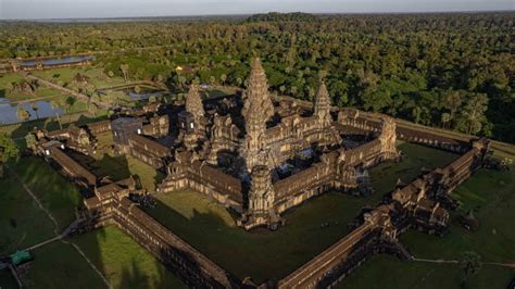 ប្រាសាទអង្គរវត្ត ជាប់ជាទីតាំងដ៏ល្អបំផុតចំណាត់ថ្នាក់លេខ១ សម្រាប់មើលថ្ងៃរះ នៅអាសុីអាគ្នេយ៍