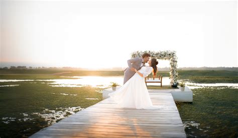 සකලවිධ කාන්තාවක් ඔබ වෙනුවෙන් ඇගේ නම වෙනස් කරගනී ඇගේ නිවස වෙනස් කරගනී ඇගේ පවුල හැර යයි ඔබ