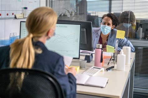 보호 얼굴 마스크를 착용하고 사무실에서 말하는 두 여성 동료 보호 마스크에 대한 스톡 사진 및 기타 이미지 보호 마스크 사람들 사무실 Istock