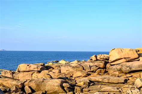 아름 다운 여름 날에 프랑스 브리 타 니의 분홍색 화강암 연안 바위 0명에 대한 스톡 사진 및 기타 이미지 0명 건물 외관 경관 Istock