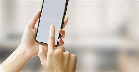 사무실에서 휴대폰을 사용하는 알아볼 수 없는 사업가의 자른 사진 그래픽 디스플레이 몽타주를 위한 빈 화면 스마트폰 사진 Unsplash의 기술 이미지