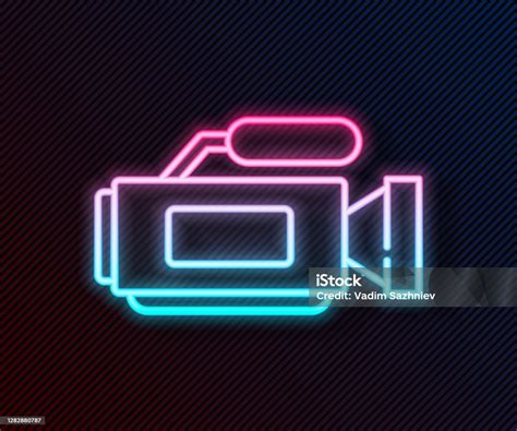 검은 색 배경에 고립 된 빛나는 네온 라인 시네마 카메라 아이콘 비디오 카메라 영화 기호입니다 필름 프로젝터 벡터 일러스트레이션 밝은 빛에 대한 스톡 벡터 아트 및 기타