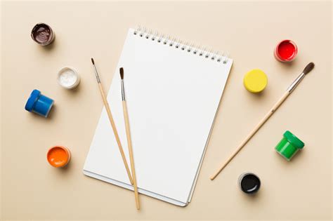 앨범 페이지와 페인트 연필 색깔의 배경에 브러시 빈 공간이 있는 상단 뷰입니다 창의성을 위한 직장 가정 교육 컨셉 드로잉 0명에 대한 스톡 사진 및 기타 이미지 Istock
