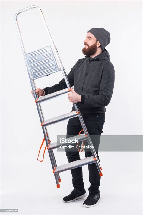 휴대용 금속 계단을 들고 수염을 기고한 남자의 전체 길이 사진 30 34세에 대한 스톡 사진 및 기타 이미지 30 34세 계단 및 층계 남자 Istock