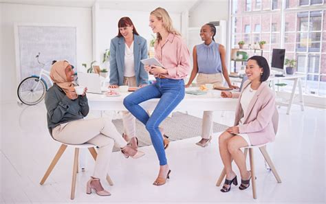 비즈니스 여성 협업 및 계획 및 회의와 음식과 음료가 있는 기업 워크숍 다양성 여성 주도 회사 기술 및 파트너십을 통한 팀워크