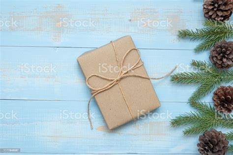 크리스마스 장식 나무 배경에 선물 상자와 소나무 나뭇 가지 휴일 개념 새해 복 설 및 크리스마스 휴일에 대한 준비 맨 위 뷰 및 텍스트의 공간 복사 0명에 대한 스톡 사진