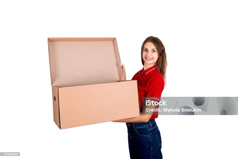 젊은 델리는 사람이 흰색 배경에 고립 된 큰 열려있는 소포 상자를 들고 있다 열기에 대한 스톡 사진 및 기타 이미지 열기