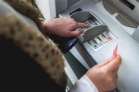 Atm 기계에서 돈을 인출하는 중년 여성 고객에 대한 스톡 사진 및 기타 이미지 고객 관능 금발 머리 Istock