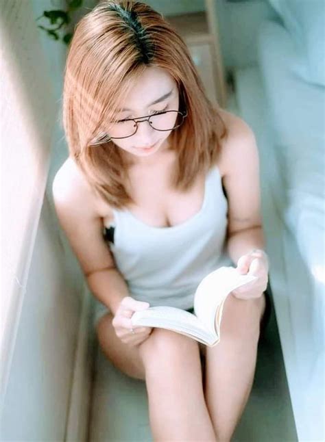 Myanmar မောဒယ်များ Facebook