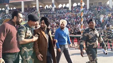 ਗਣਤੰਤਰ ਦਿਵਸ ਤੇ ਅਟਾਰੀ ਬਾਰਡਰ ਤੇ ਰਿਟਰੀਟ ਸੈਰੇਮਨੀ ਸਤਿੰਦਰ ਸਰਤਾਜ ਵੀ ਪੁੱਜੇ
