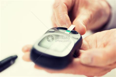 在家使用血糖仪检测血糖水平高清图片下载 正版图片300604005 摄图网