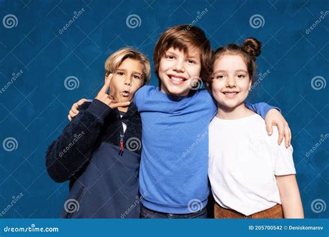 Ragazzi Amici Che Abbracciano Ridendo Con Le Loro Cazzate Fotografia Stock Immagine Di