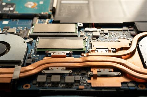 기술자가 드라이버로 고장난 랩톱 컴퓨터를 수리합니다 노트북 구성 요소 및 부품 클로즈업 0명에 대한 스톡 사진 및 기타 이미지