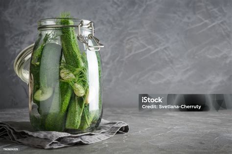 진한 회색 테이블에 딜과 마늘유리 항아리에 절임 과 발효 오이 0명에 대한 스톡 사진 및 기타 이미지 0명 건강한 식생활