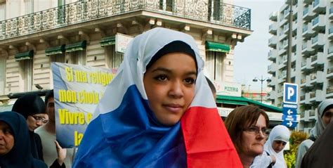 Во Франции депутаты одобрили лишение гражданства за терроризм ФОКУС