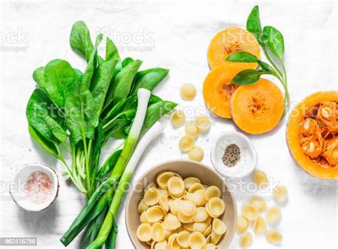 시금치 호박 Orekiette 파스타재료 밝은 배경에 채식 점심 보기 가기 건강 다이어트 식품 개념 플랫 레이에 대한 스톡 사진 및 기타 이미지 Istock