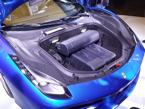 [포토]저는 엔진룸이 뒤에 있답니다…페라리 488 스파이더 글로벌이코노믹