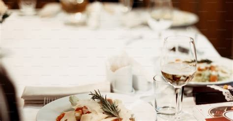 우아한 축하 행사에서 음식과 음료가 있는 세련된 고급 테이블 레스토랑에서 케이터링 사진 Unsplash의 로즈메리 이미지