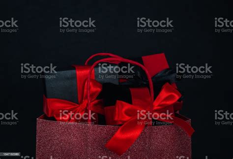 검은 색 배경에 세 개의 선물 상자가있는 빨간 반짝이는 가방 1 개 0명에 대한 스톡 사진 및 기타 이미지 0명 가격