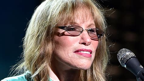 Tragic Details About Carly Simon