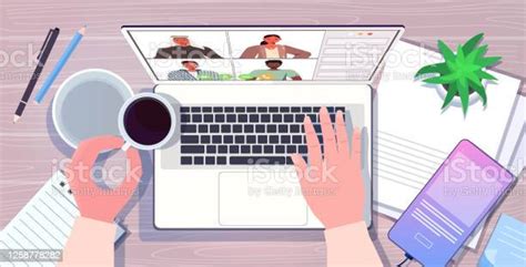 화상 통화 온라인 컨퍼런스 회의 중 믹스 레이스 동료와 랩톱 채팅을 사용하는 사업가 가공의 인물에 대한 스톡 벡터 아트 및 기타 이미지 가공의 인물 가상현실 격리