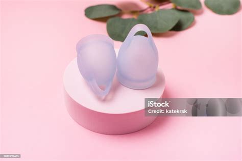 여성 건강 개념 0 폐기물 블루 생리 컵 포디움 가짜 녹색 식물 잎 배경 대체 재사용 제품 기간 미니멀 기간 동안 여성 위생 의료장비에 대한 스톡 사진 및 기타 이미지