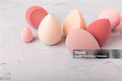 대리석 배경에 뷰티 블렌더 메이크업 화장품용 스폰지 메이크업 제품 아름다움 개념입니다 텍스트를 위한 위치입니다 복사를 위한