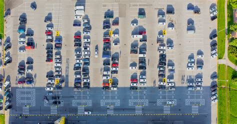 도시 식료품 점에서 슈퍼마켓 쇼핑객의 많은 자동차가있는 주차장의 공중 하향식 전망 사진 Unsplash의 슈퍼마르크트 이미지