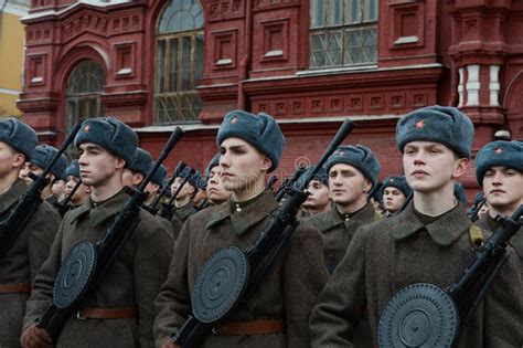 Русская кавалерия солдат в форме Великой Отечественной войны на параде на красной площади в