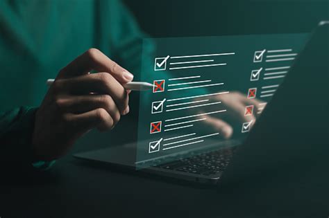 설문지 평가 온라인 설문 조사 체크 박스가 있는 설문지 온라인 설문 조사 양식 작성 테스트 질문에 답하는 사업가 검사 보기에 대한 스톡 사진 및 기타 이미지 Istock